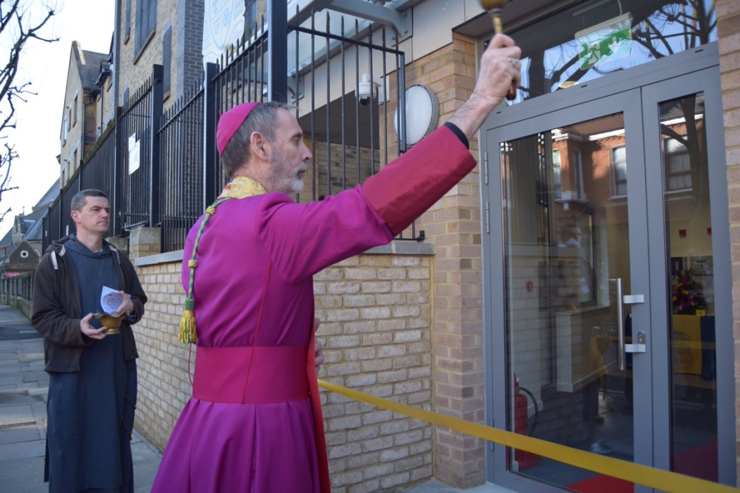 Bishop opens new 6th form building - Brentwood Diocese